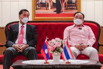 นอกจากนี้ บุคคลคณะดังกล่าว ได้เข้าพบ รองศาสตราจารย์ ดร.จงกล พรมยะ คณบดี ...